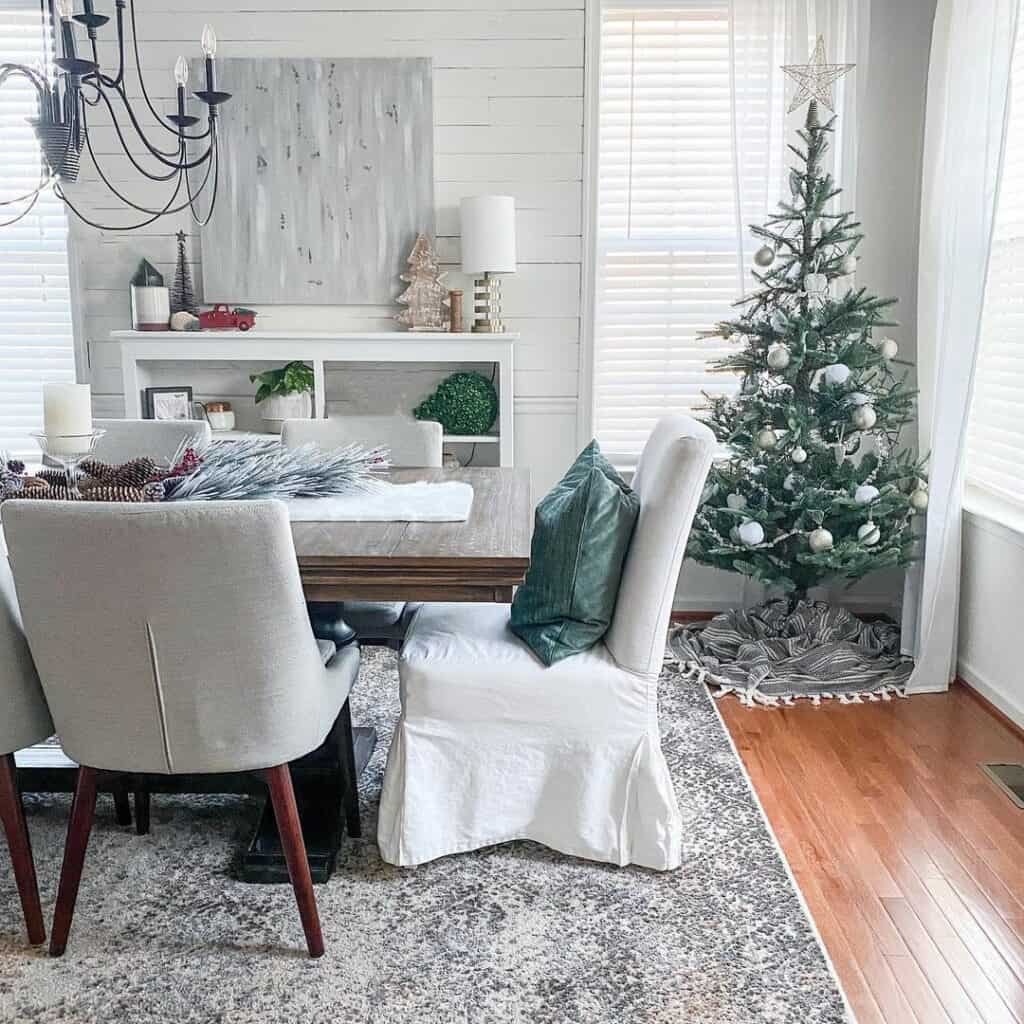35 Farmhouse Christmas Tree Ideas for an Extra Cozy Holiday