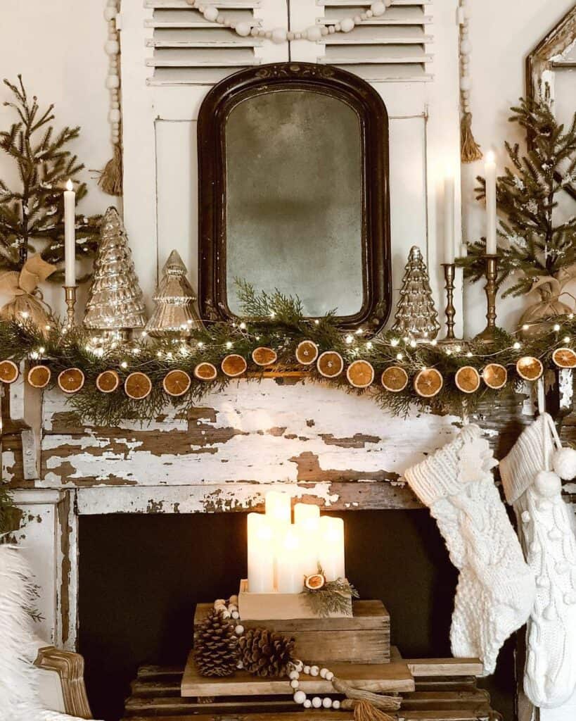 35 Farmhouse Christmas Mantel Décor for Your Fireplace