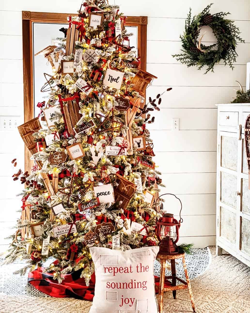 35 Farmhouse Christmas Tree Decorations for a Cozy Christmas