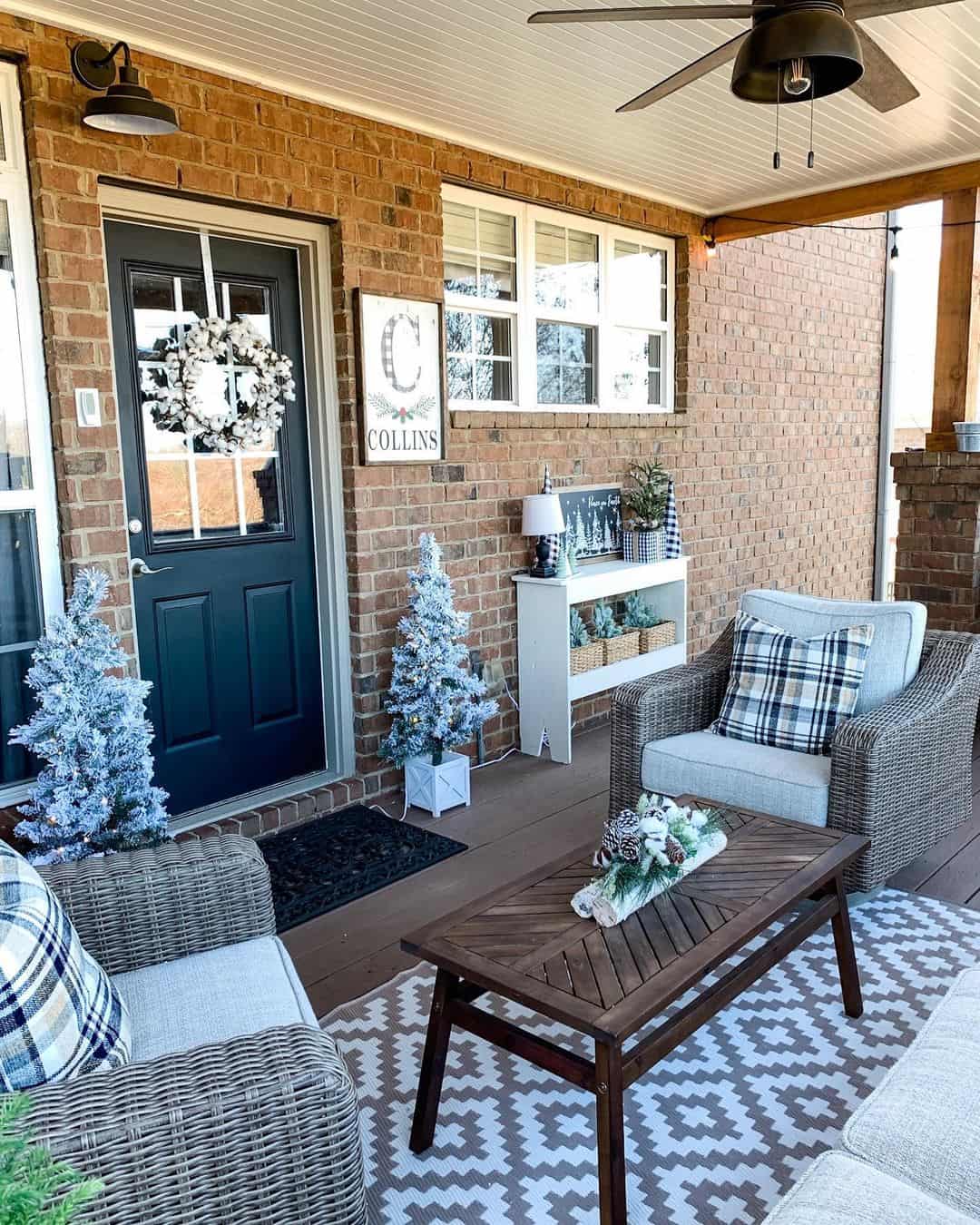 32 Eye-catching Winter Porch Décor Ideas