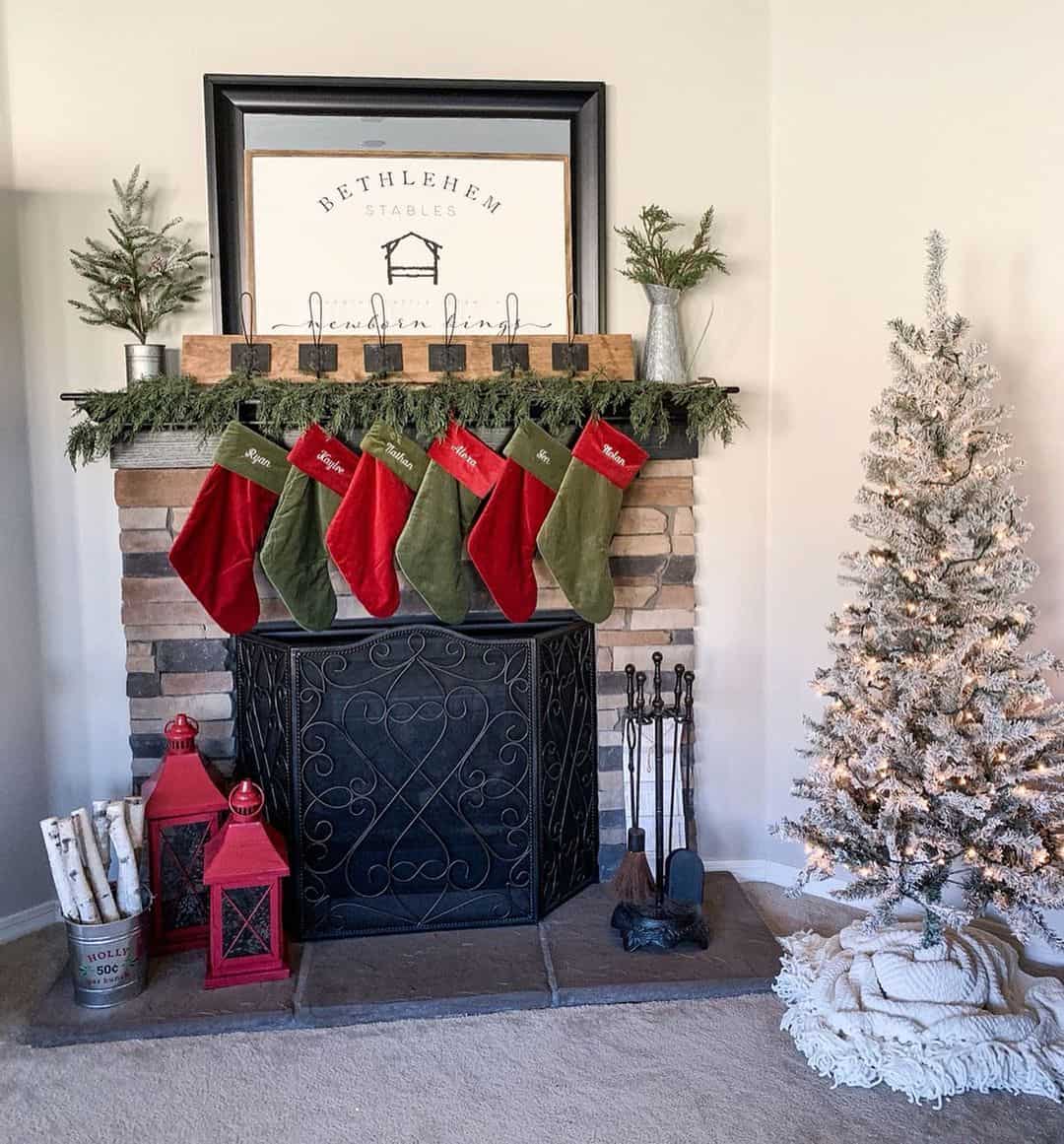 35 Farmhouse Christmas Mantel Décor for Your Fireplace