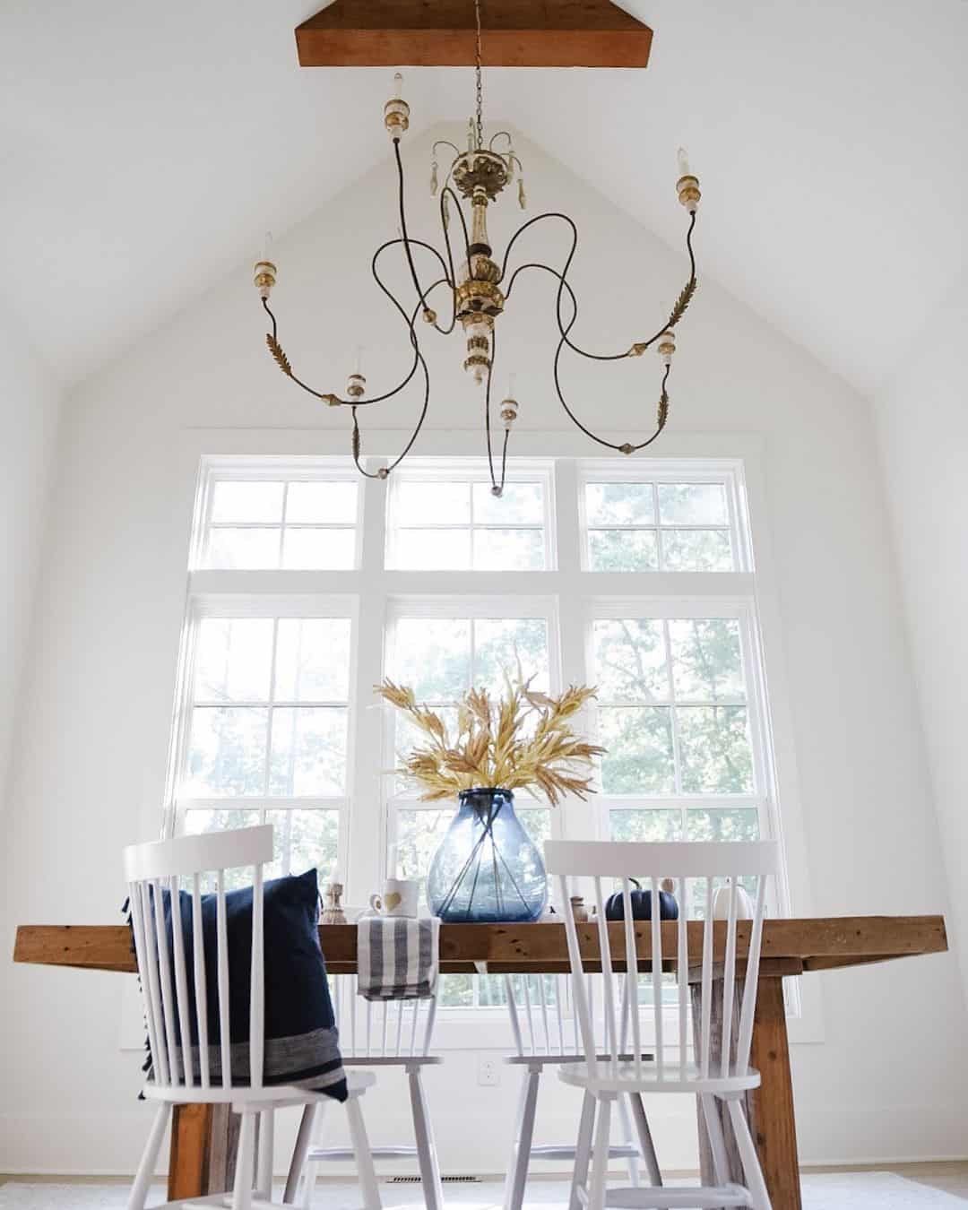 17 Blue Centerpieces to Mix Up Your Next Tablescape