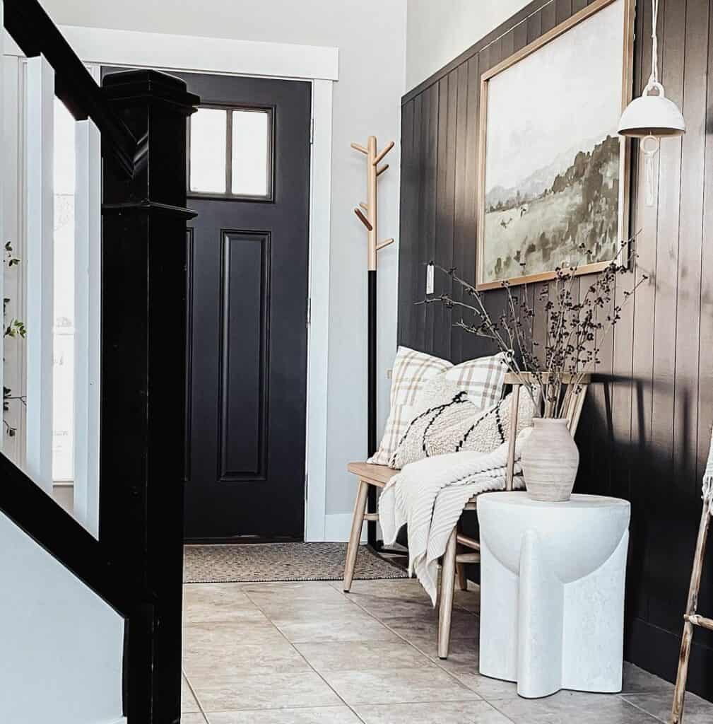 35 Diverse Ways to Showcase Entryway Wall Décor