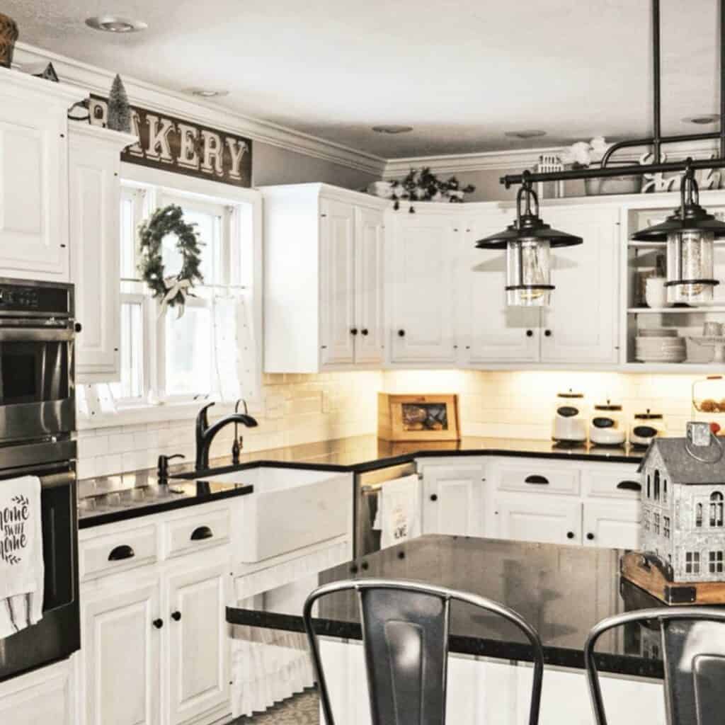 29 Black and White Farmhouse Kitchen Ideas for Your Home