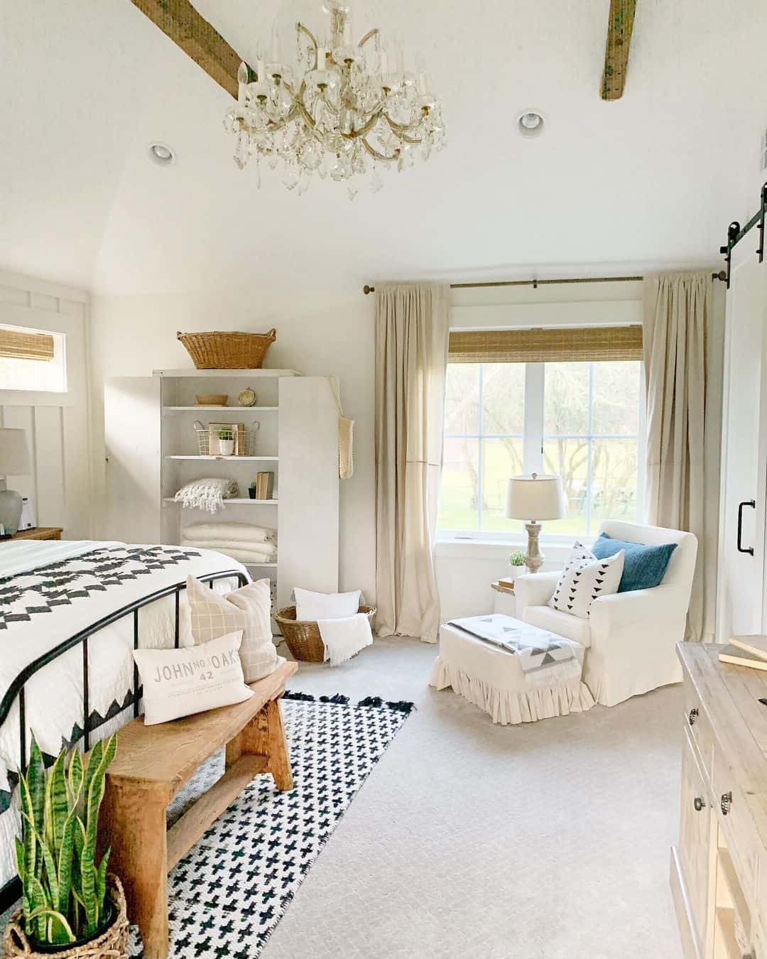 31 Ideas to Inspire Your Modern Farmhouse Master Bedroom