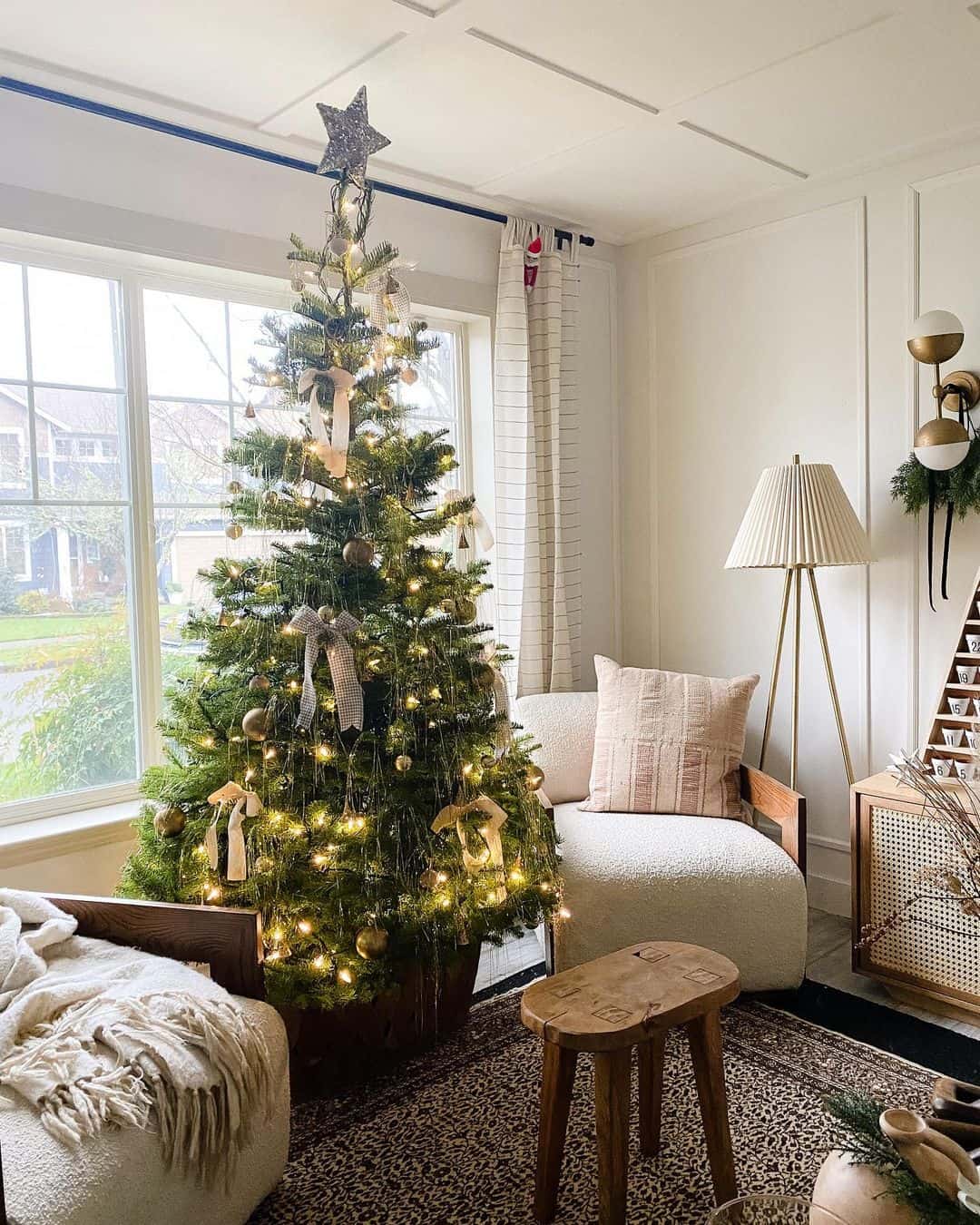 28 Ways You Can Use Christmas Tree Bows in Your Holiday Home