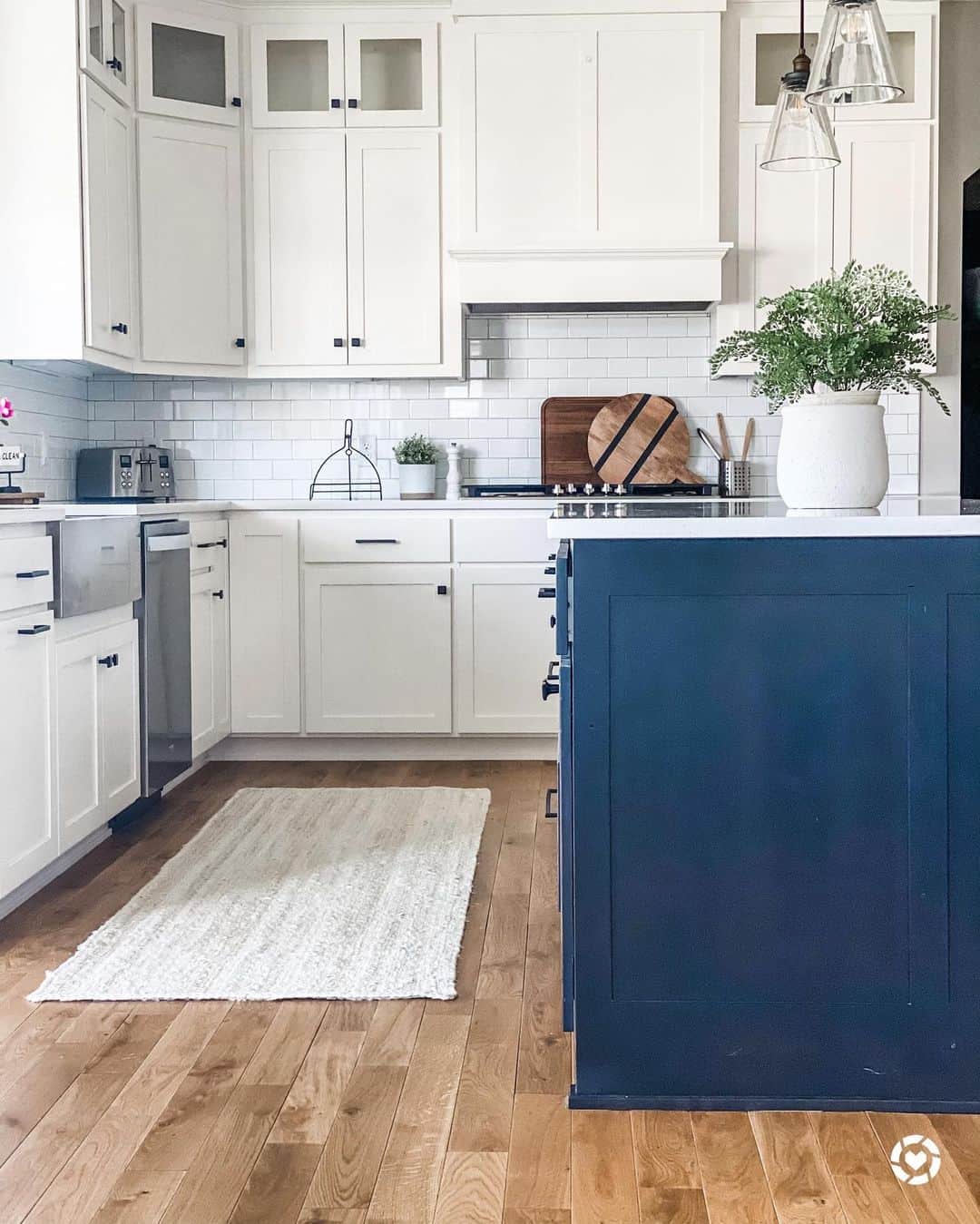 19 Examples of Stunning White Kitchens With Blue Islands
