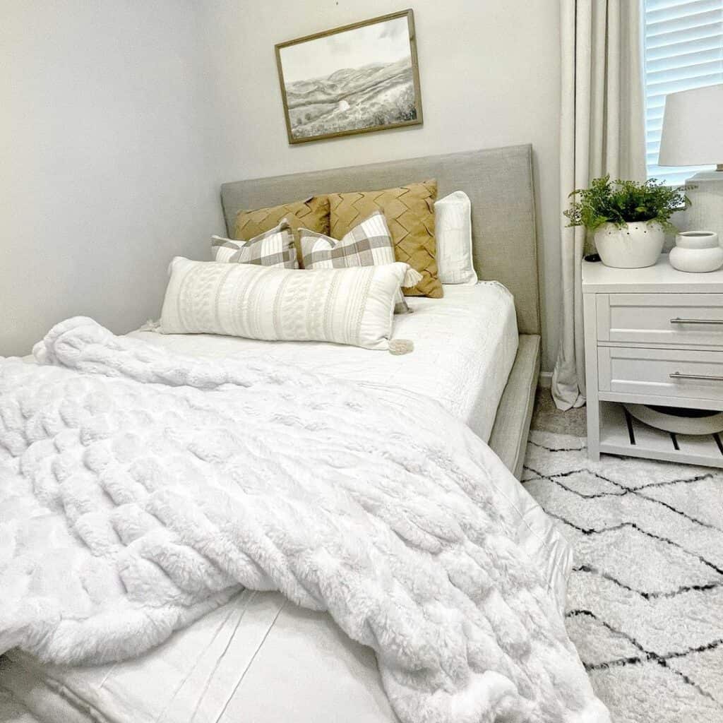30 Charming Small Guest Bedroom Ideas for a Cozy Space