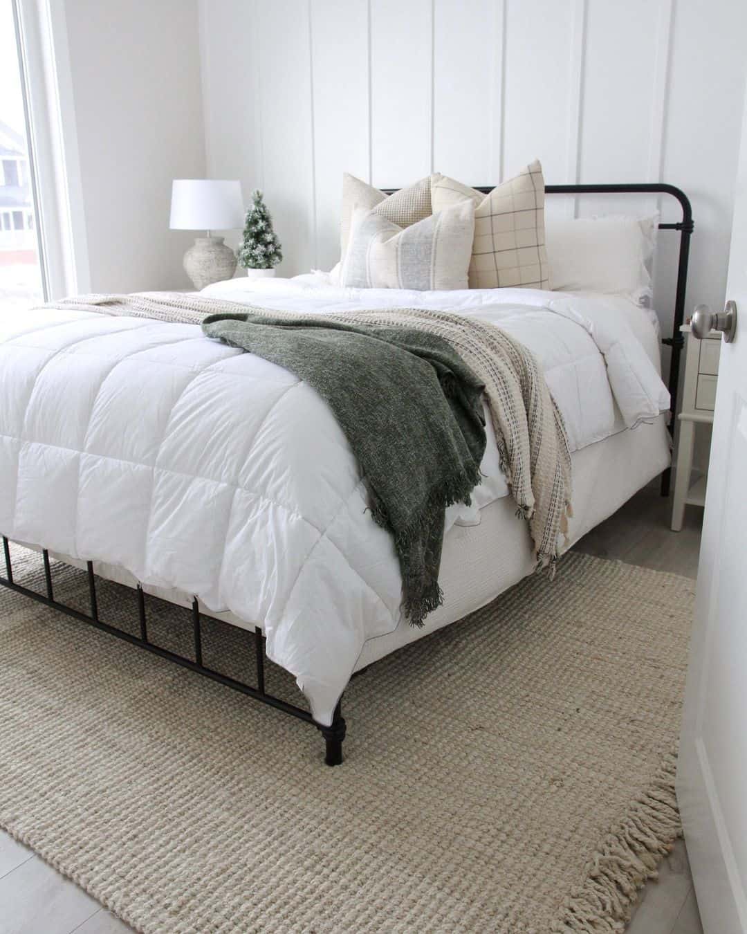 30 Charming Small Guest Bedroom Ideas for a Cozy Space