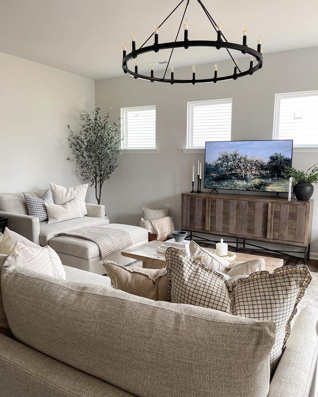 29 Comfortable Family Room Ideas With Tvs for All Ages