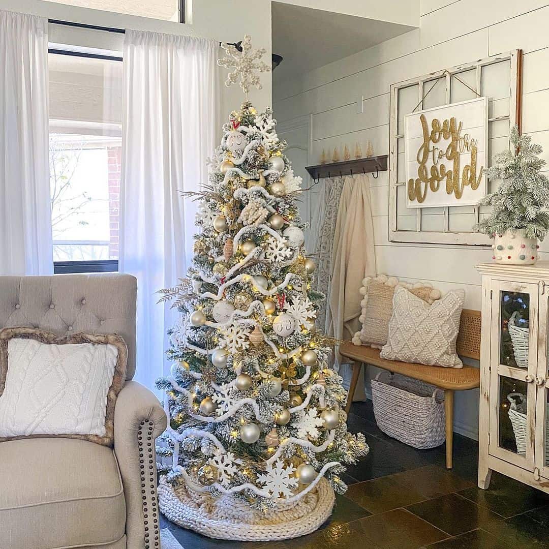 35 Festive Ways to Use Snowflake Christmas Ornaments