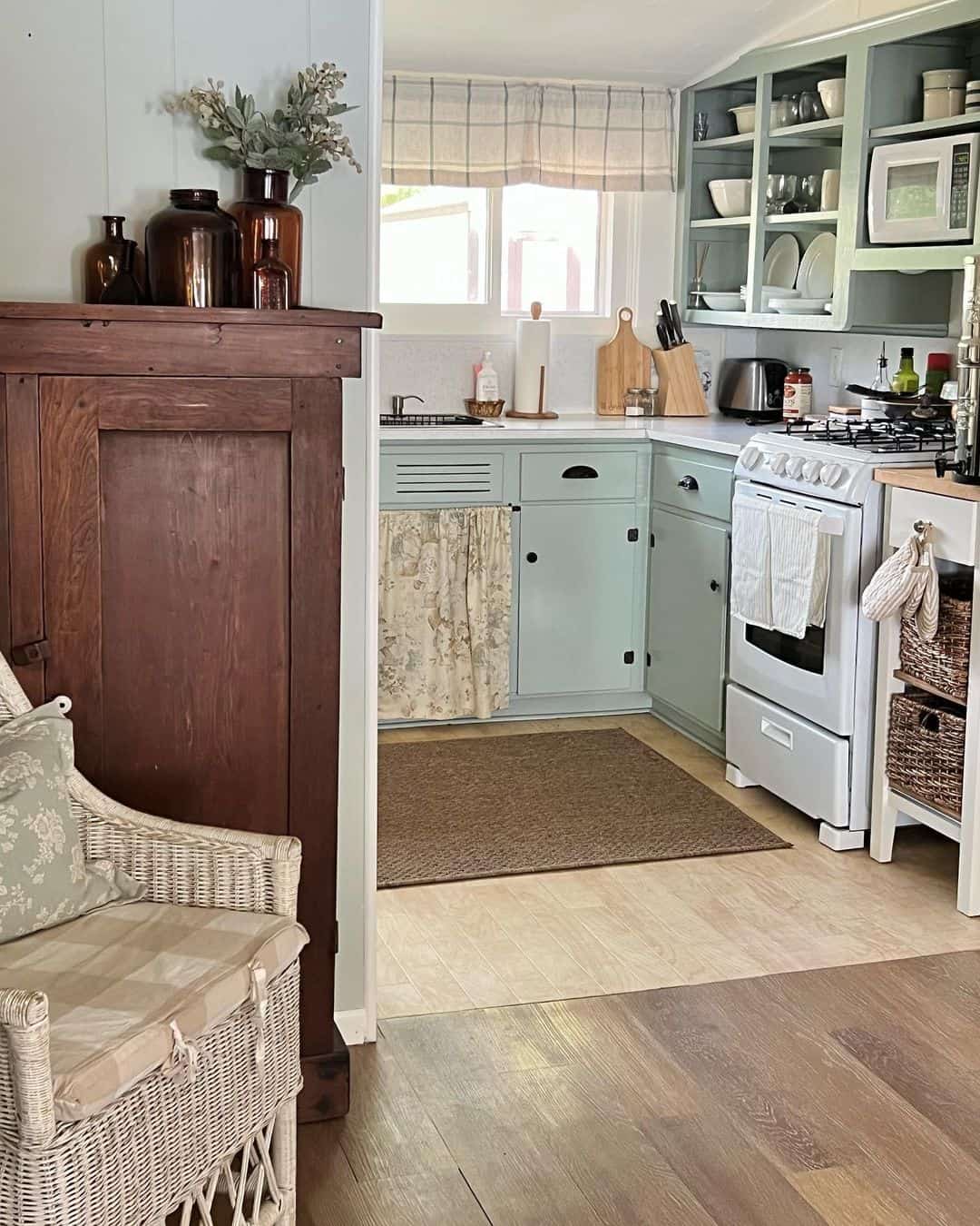 Modern Window Valance in a Retro Kitchen - Soul & Lane