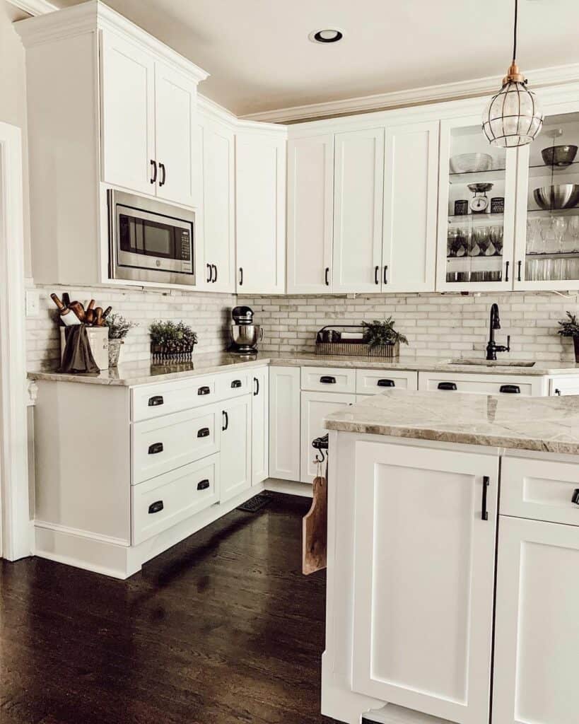 30 Gorgeous and Pristine Backsplash Ideas for White Cabinets