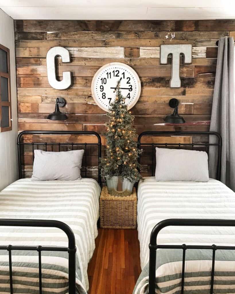 Rustic Décor Ideas for a Small Twin Bedroom - Soul & Lane