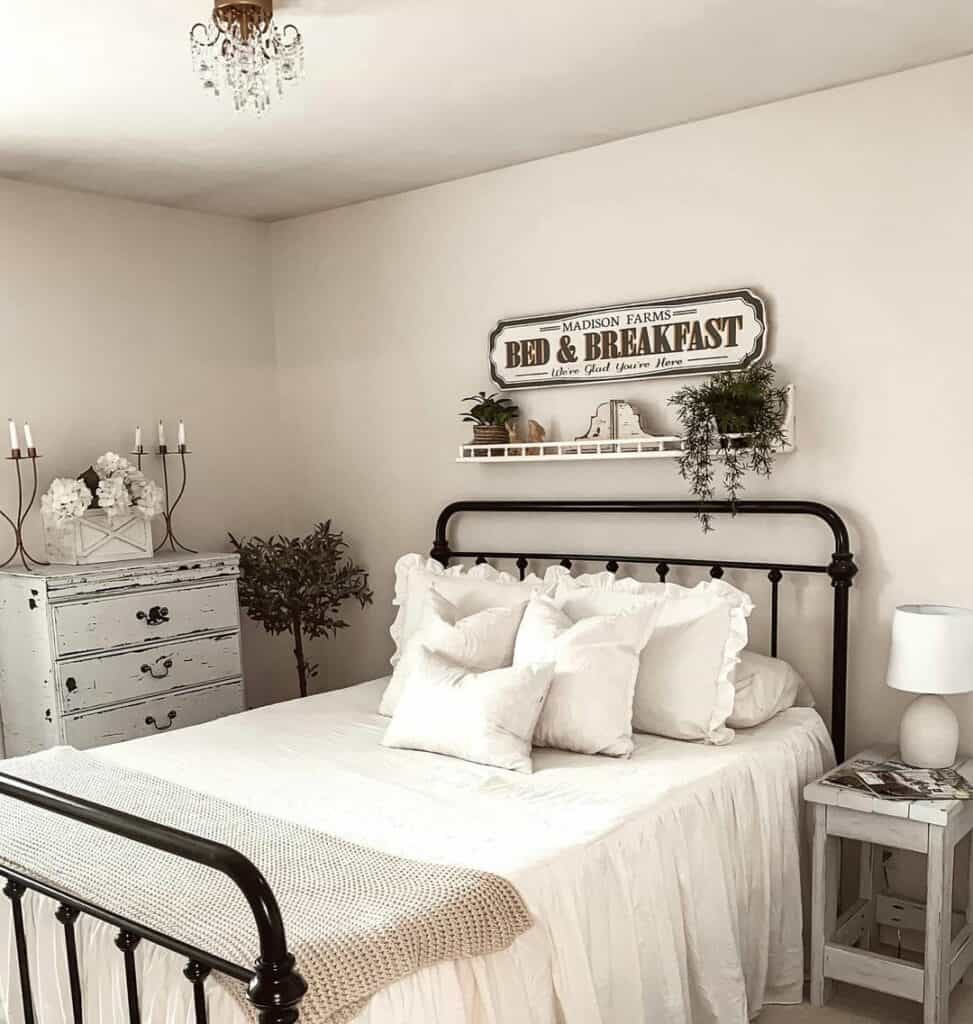 30 Charming Small Guest Bedroom Ideas for a Cozy Space