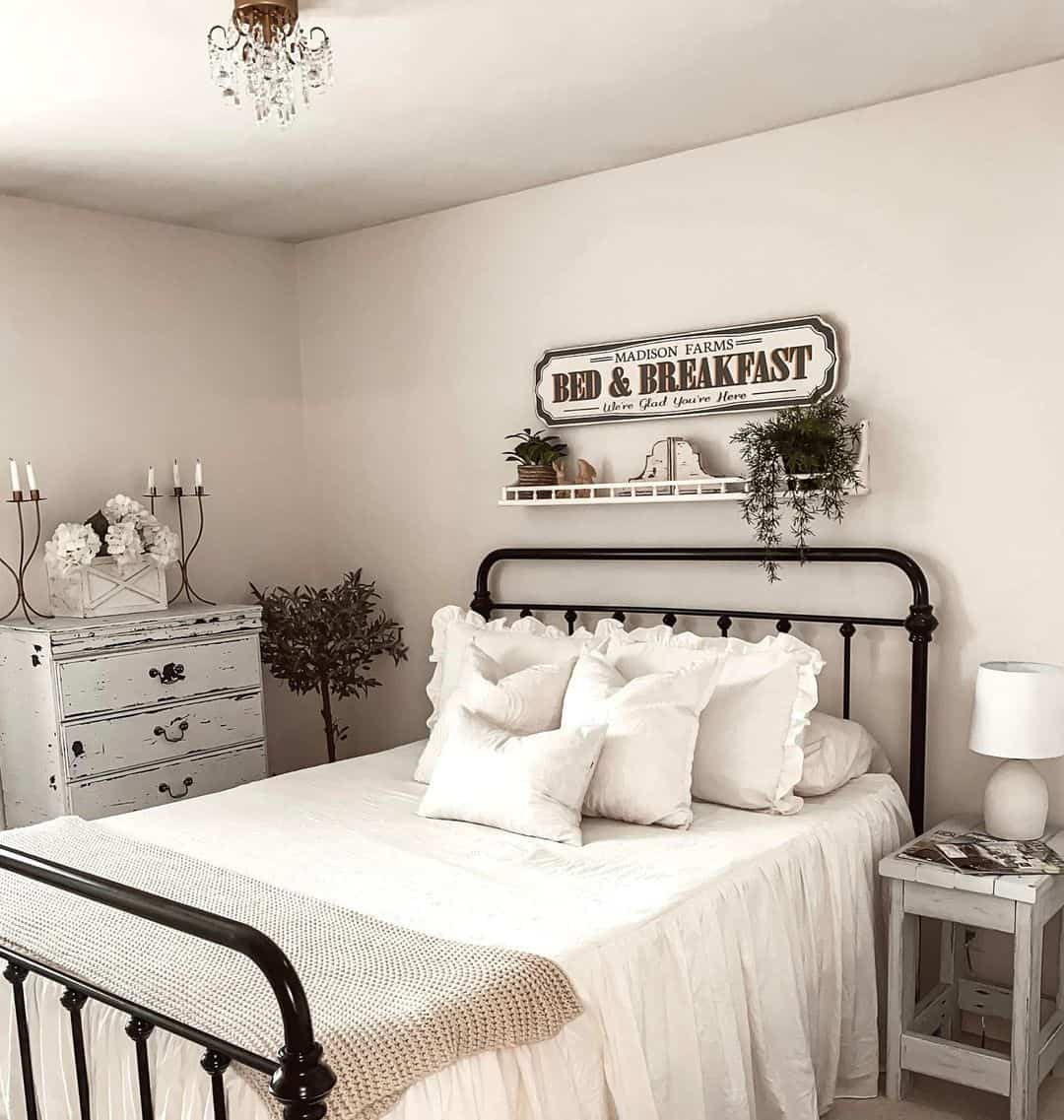 30 Charming Small Guest Bedroom Ideas for a Cozy Space