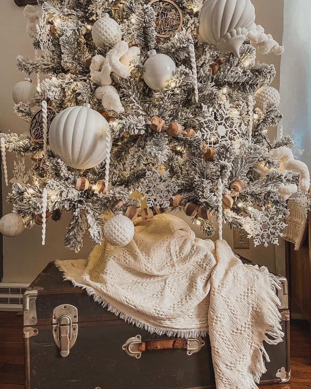 35 Vintage Christmas Decorations That Are Actually Timeless