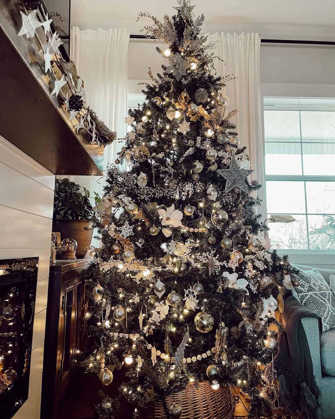 35 Festive Ways to Use Snowflake Christmas Ornaments