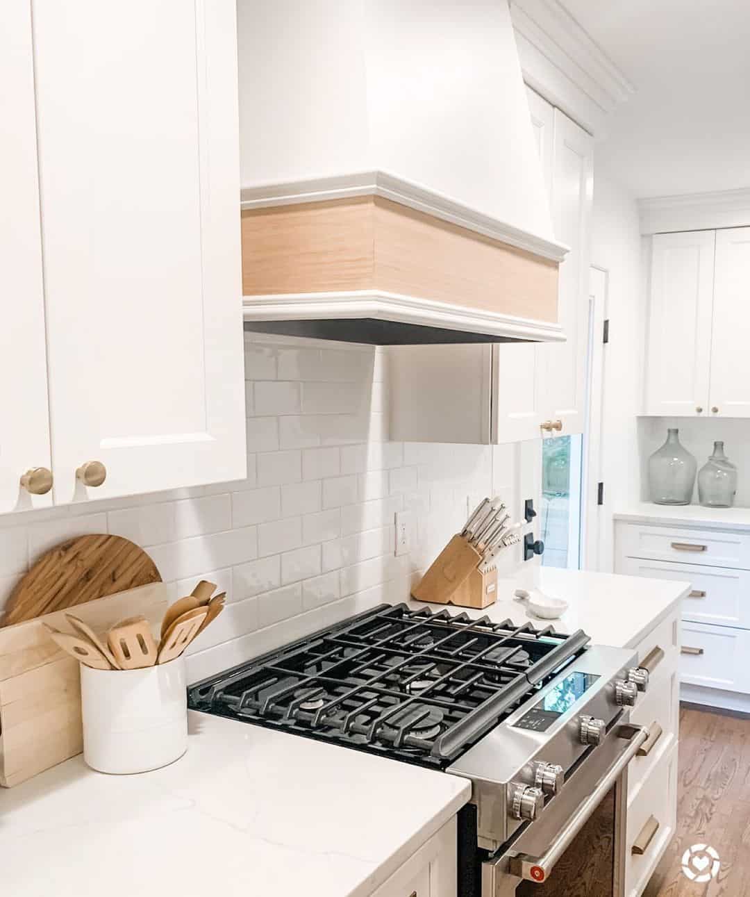 35 White Range Hood Ideas to Complement Any Kitchen