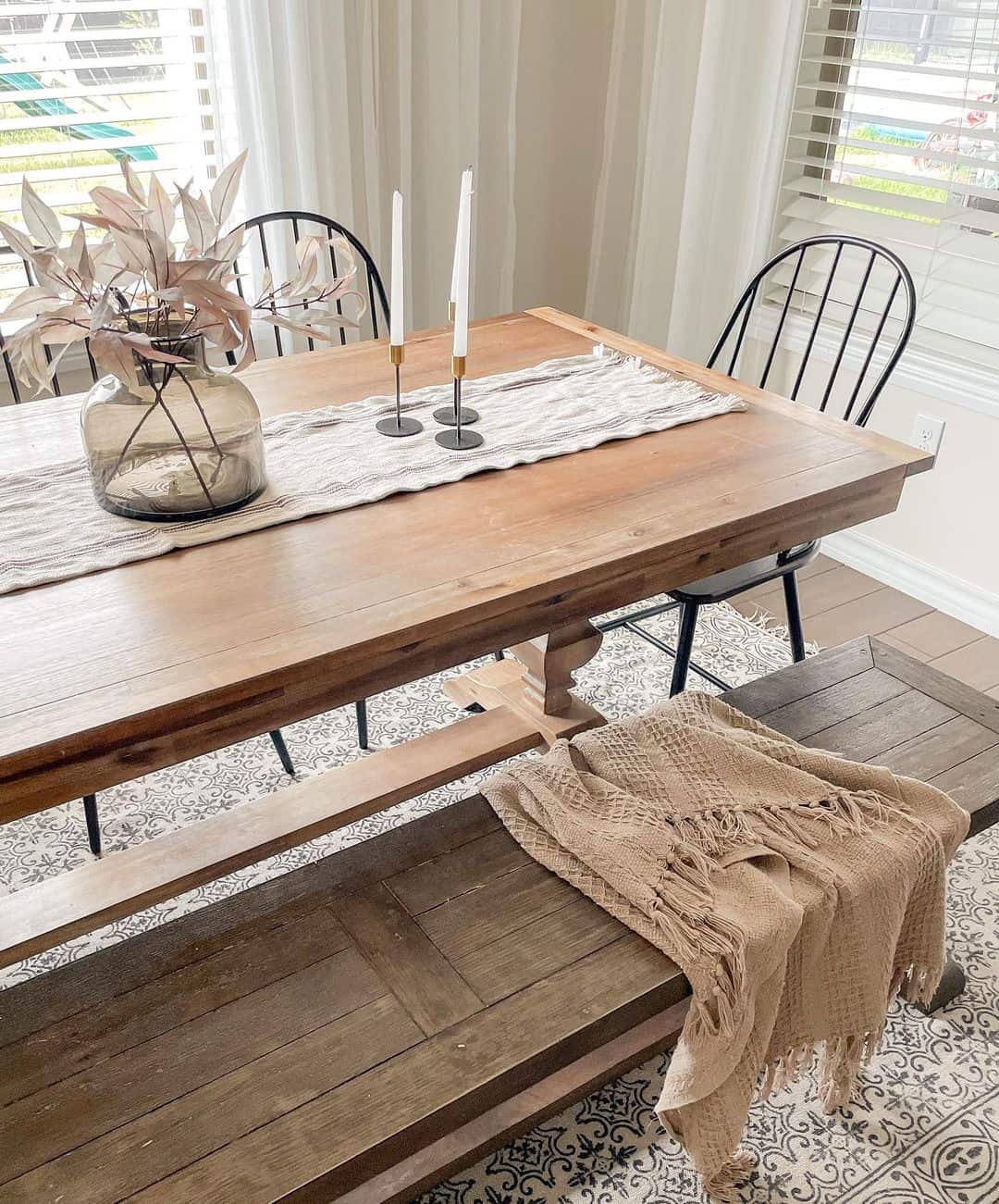 Tinted Glass Centerpieces in a Farmhouse Tablescape - Soul & Lane