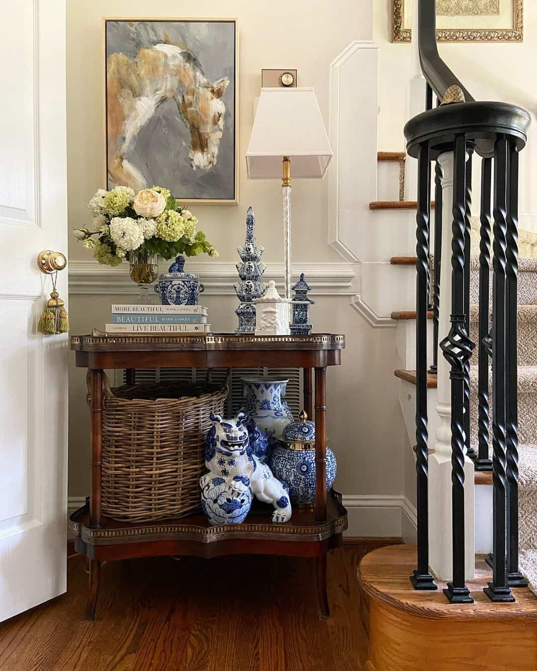 Traditional entryway table store