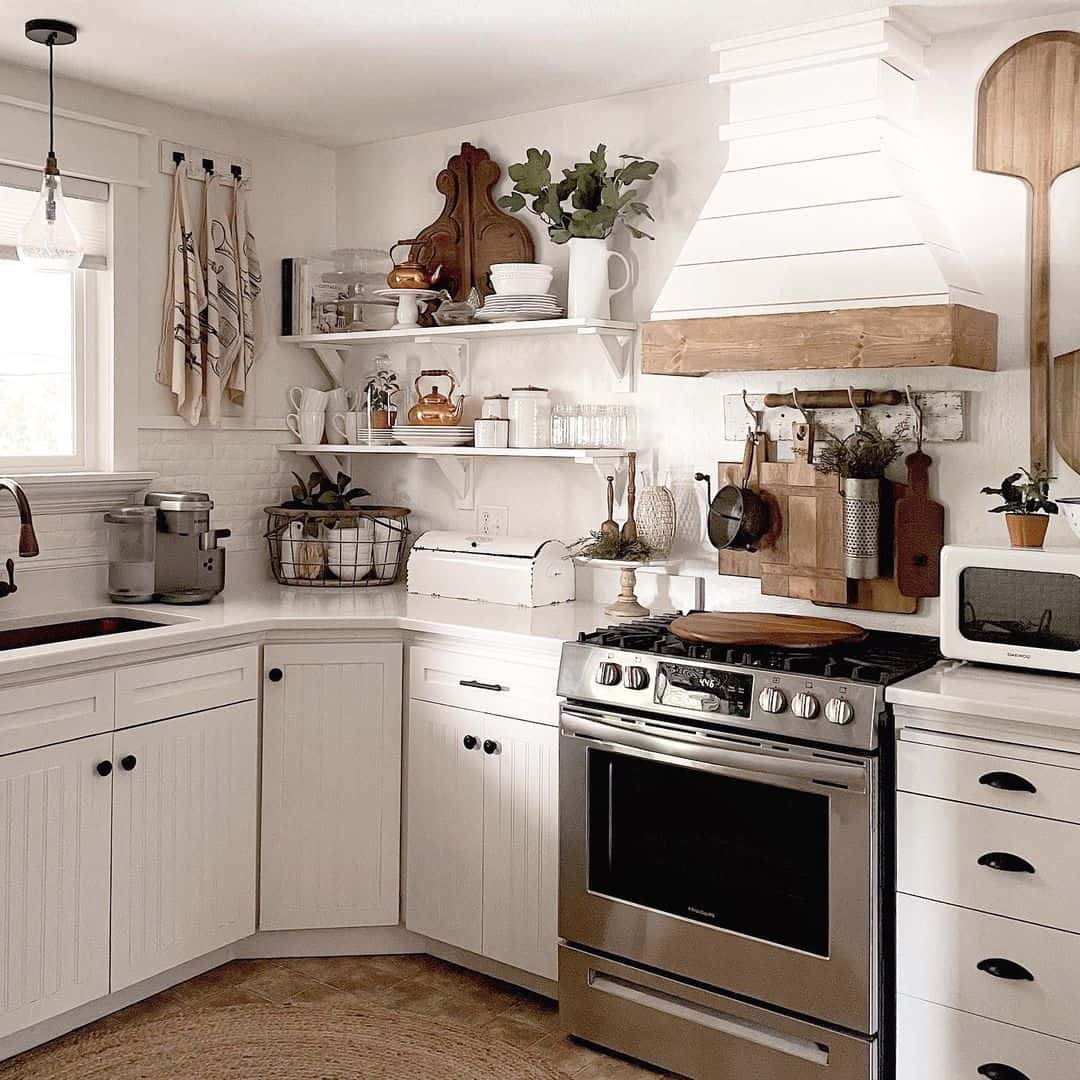 Vintage Décor in Farmhouse Kitchen - Soul & Lane