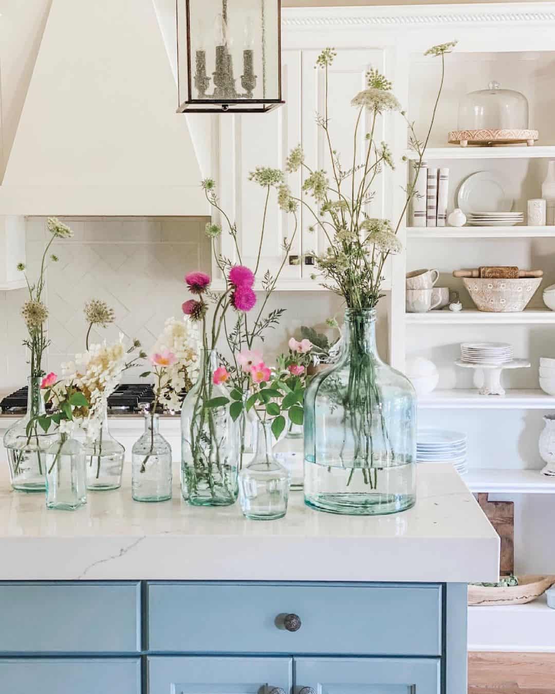 19 Examples of Stunning White Kitchens With Blue Islands