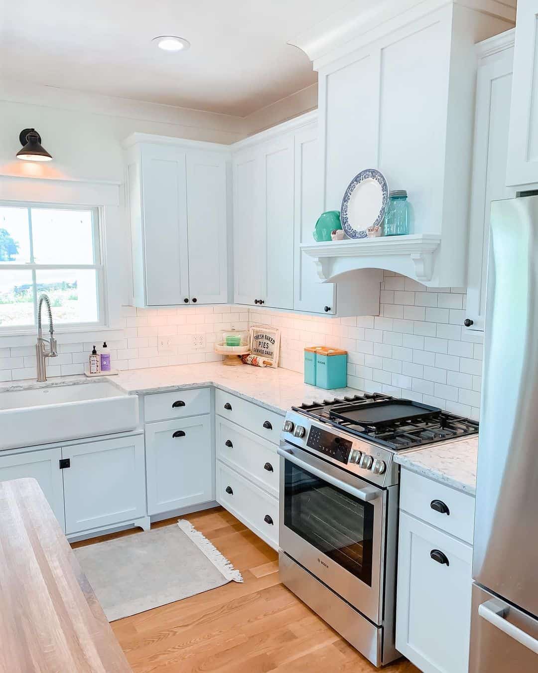 White Farmhouse Range Hood With Shelf - Soul & Lane