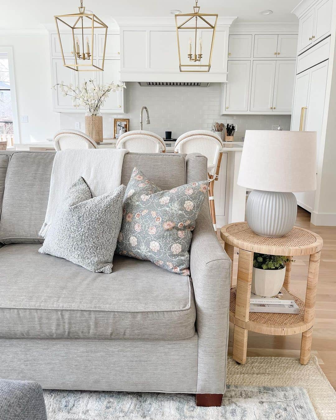 33 Simple and Stunning Ideas for Side Table Décor