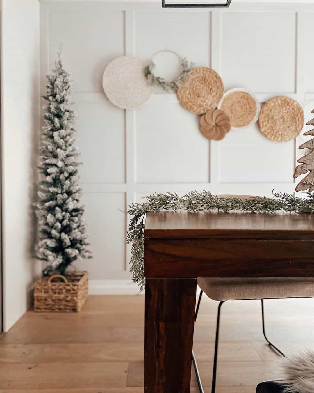 33 Slim Christmas Tree Decorating Ideas for Small Spaces