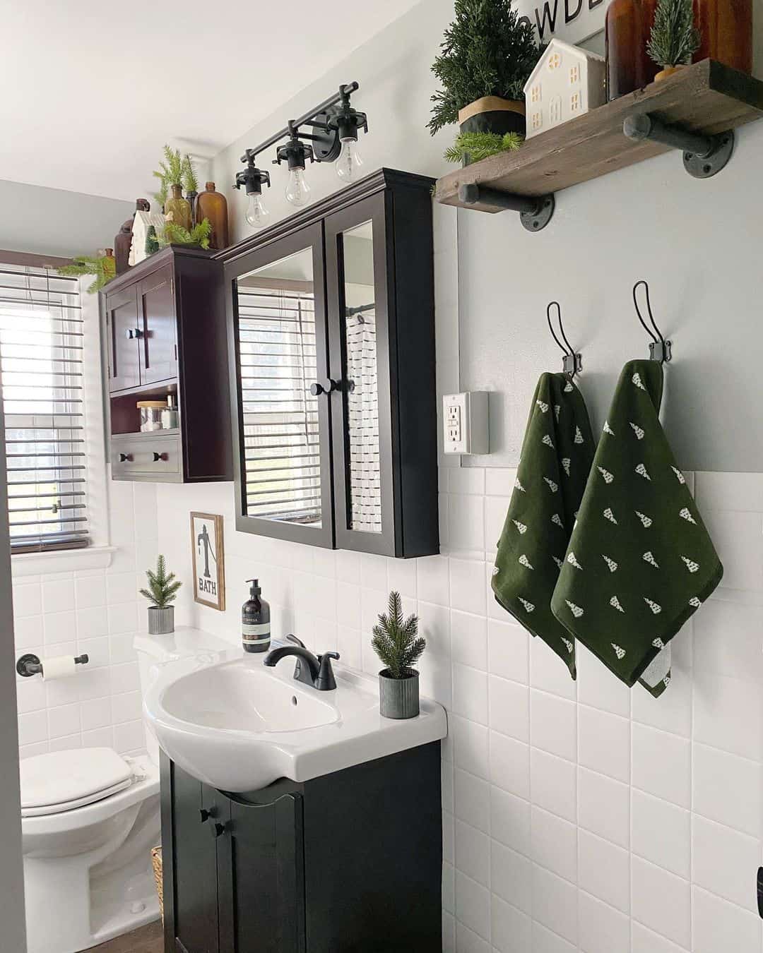 28 Easy Small Bathroom Décor Ideas That Pack a Punch