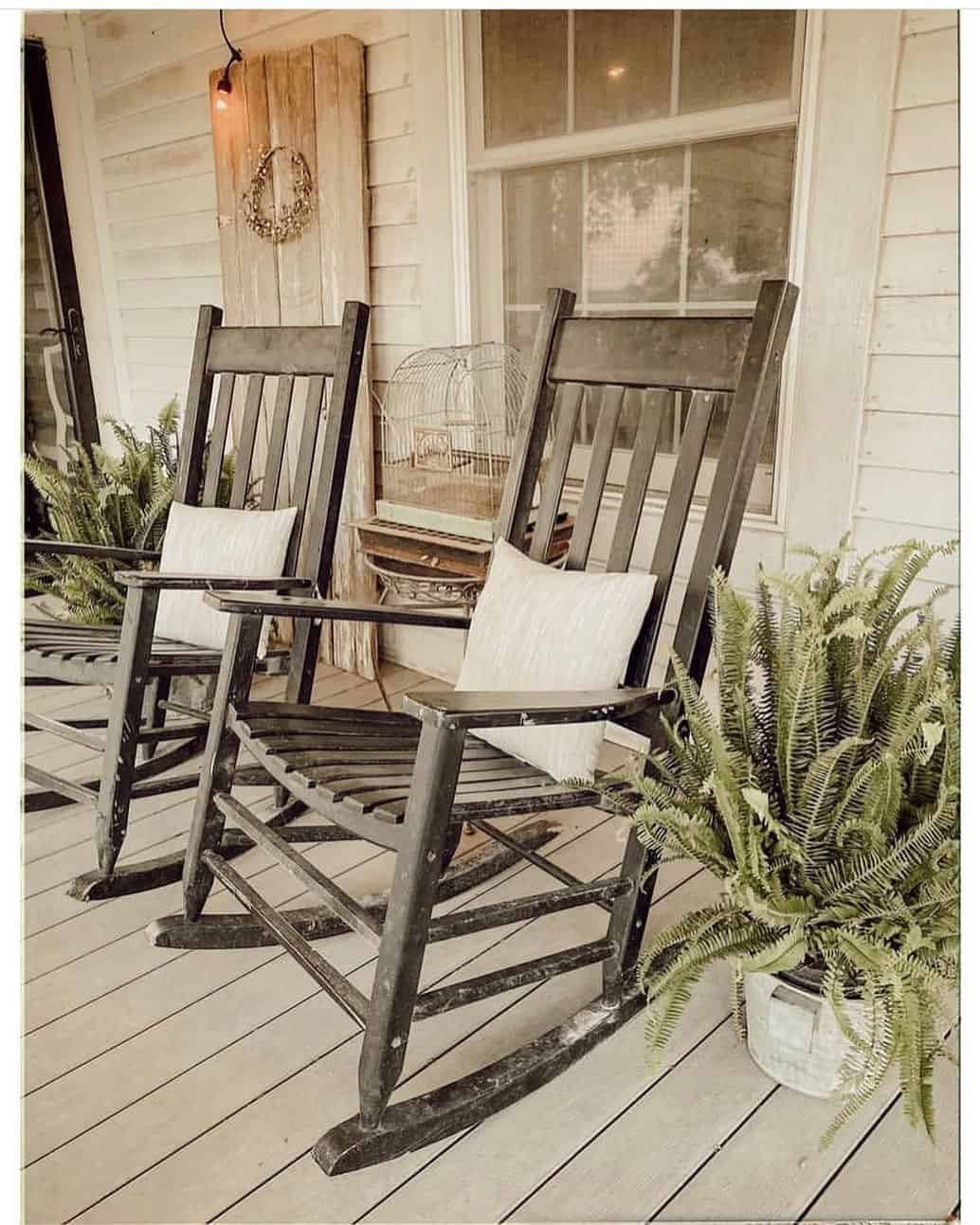 22 Charming Rustic Farmhouse Front Porch Décor Ideas