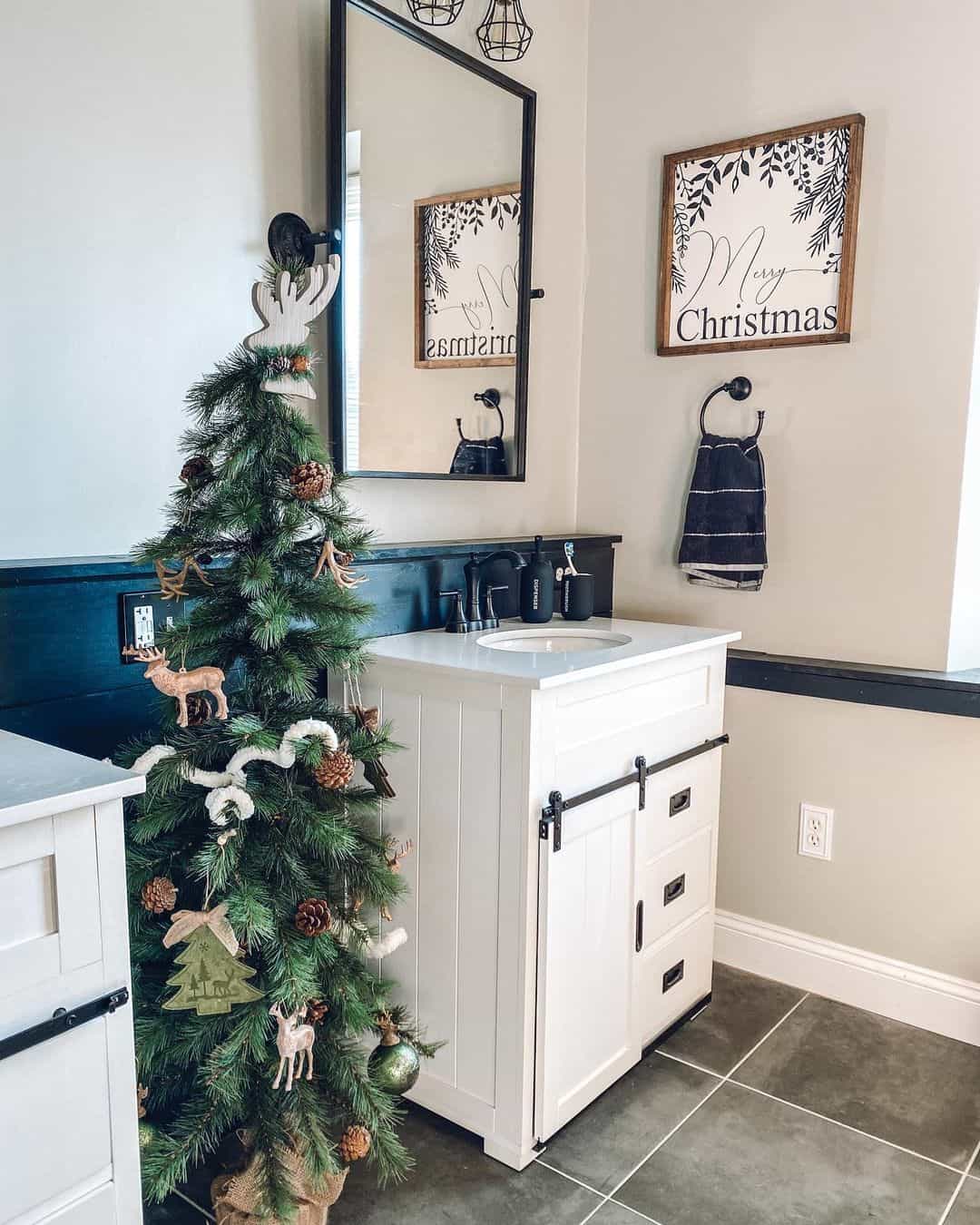 33 Slim Christmas Tree Decorating Ideas for Small Spaces