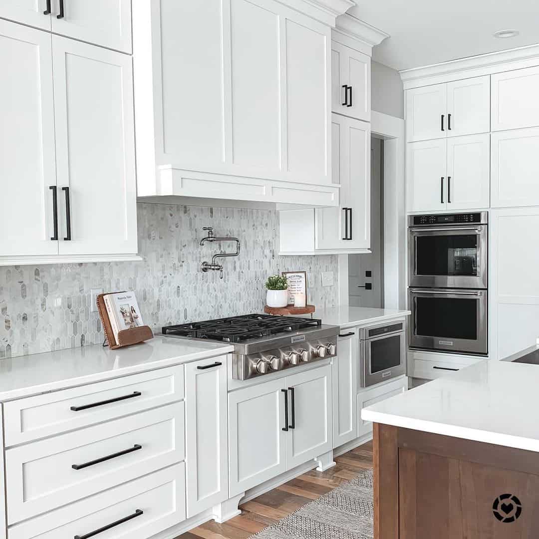 29 Unforgettable White Kitchen Cabinet Hardware Ideas