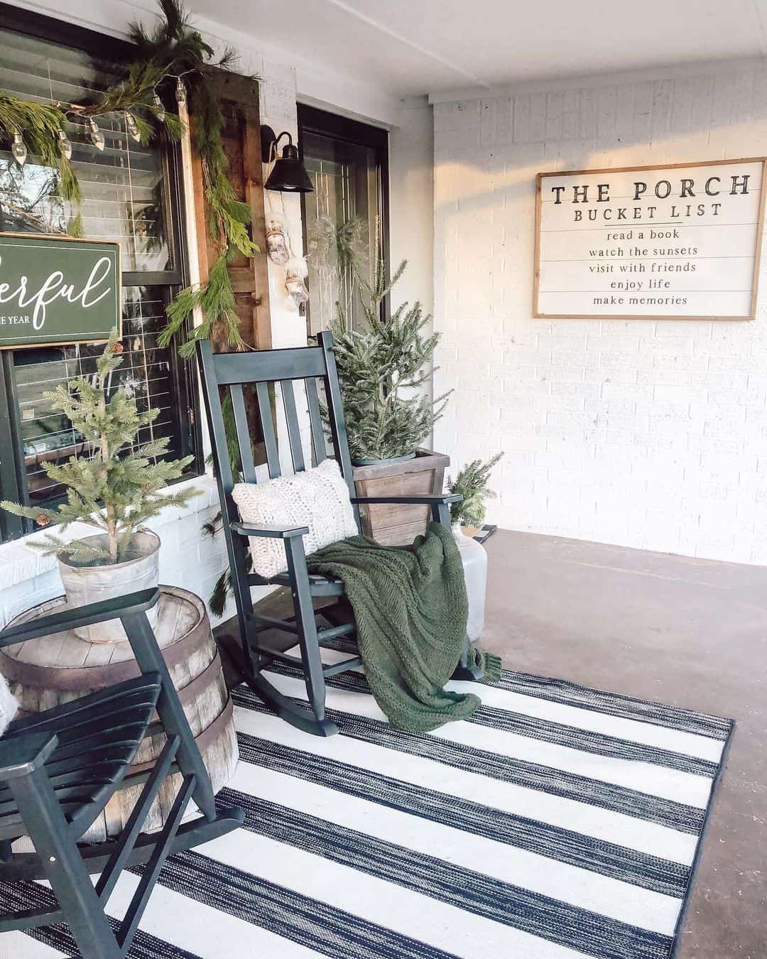 22 Charming Rustic Farmhouse Front Porch Décor Ideas