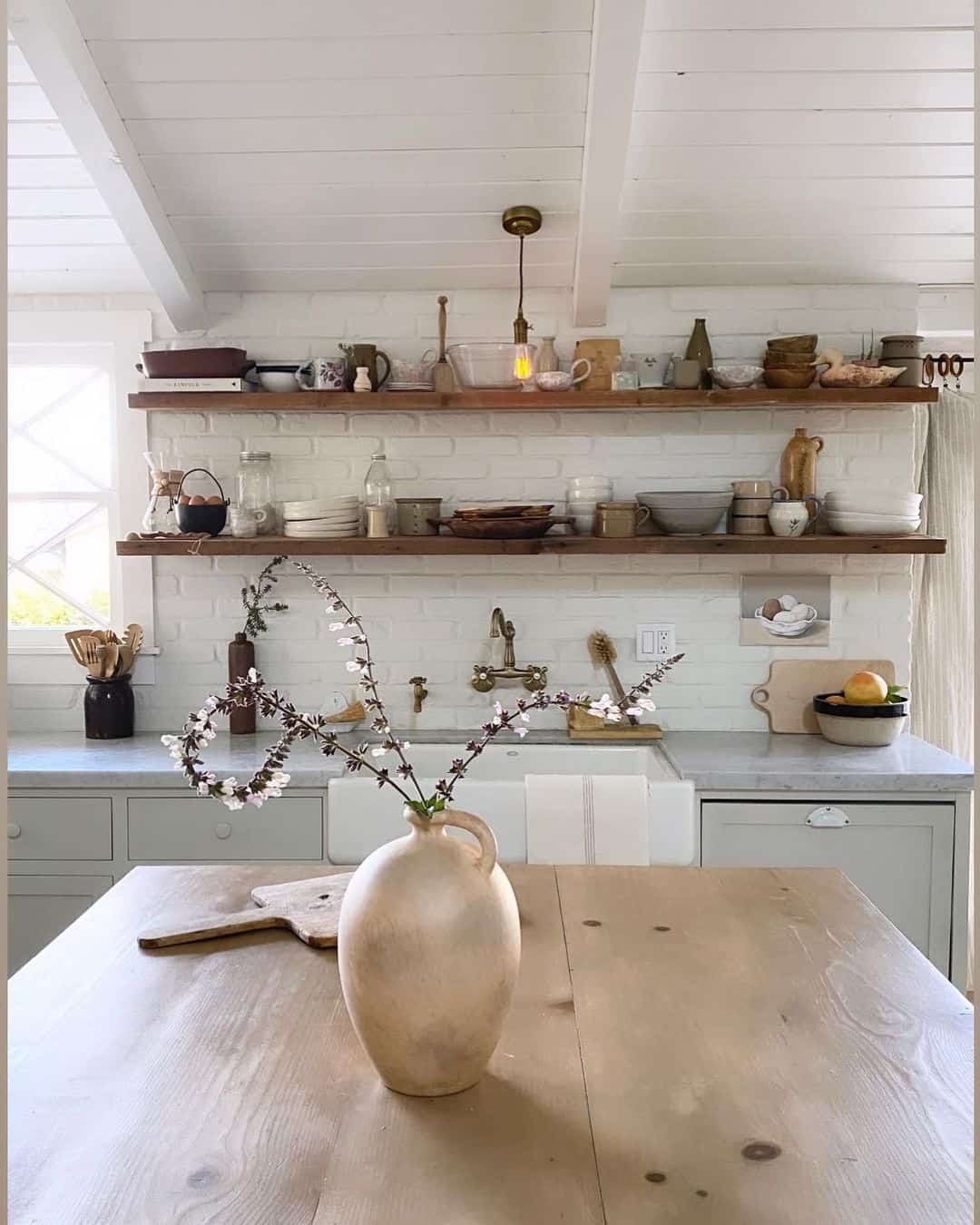 30 Elegant Kitchen Shelf Décor Ideas for a Farmhouse Look