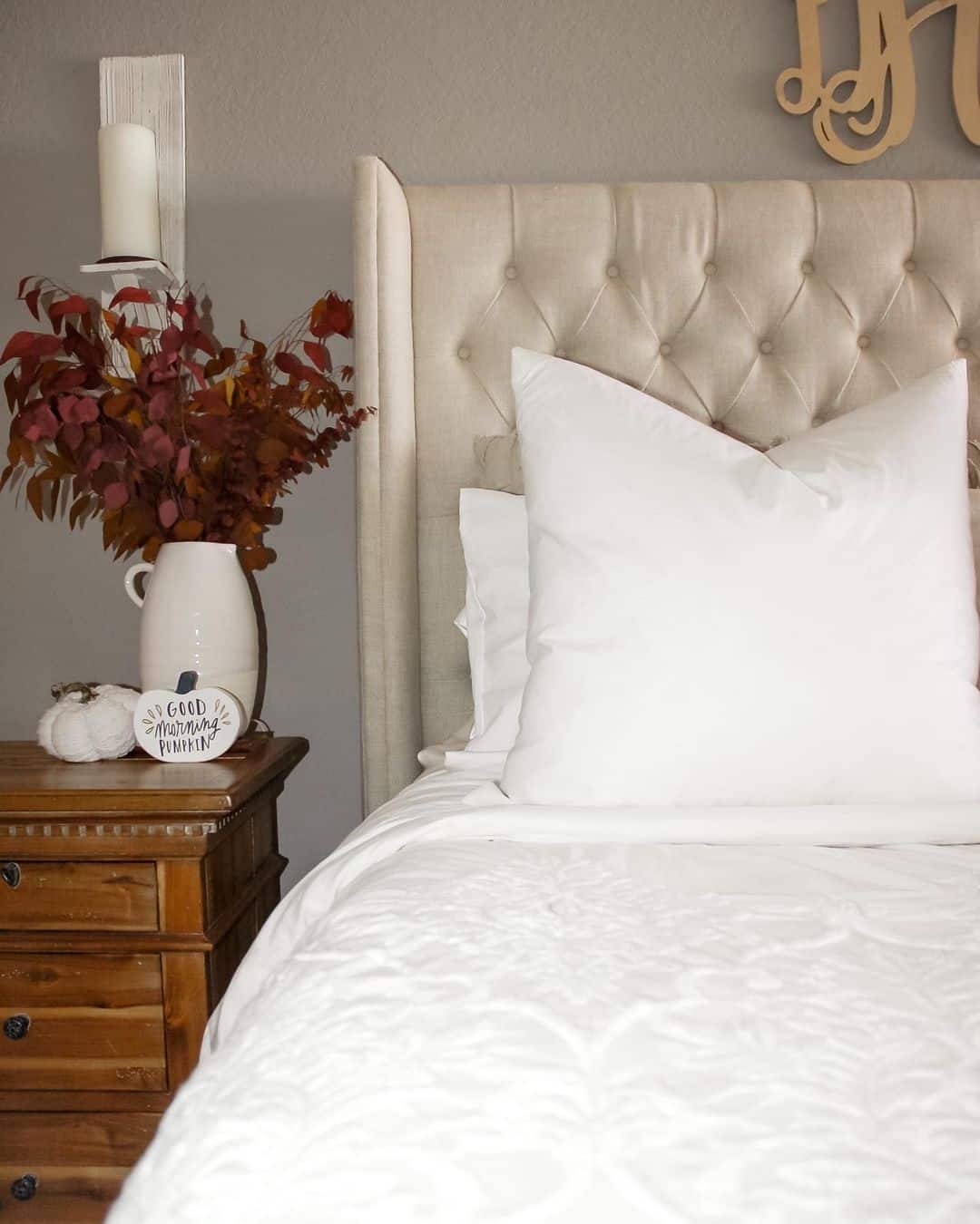 28 Cozy Bedrooms With Neutral Cream Headboard Upholstery Ideas