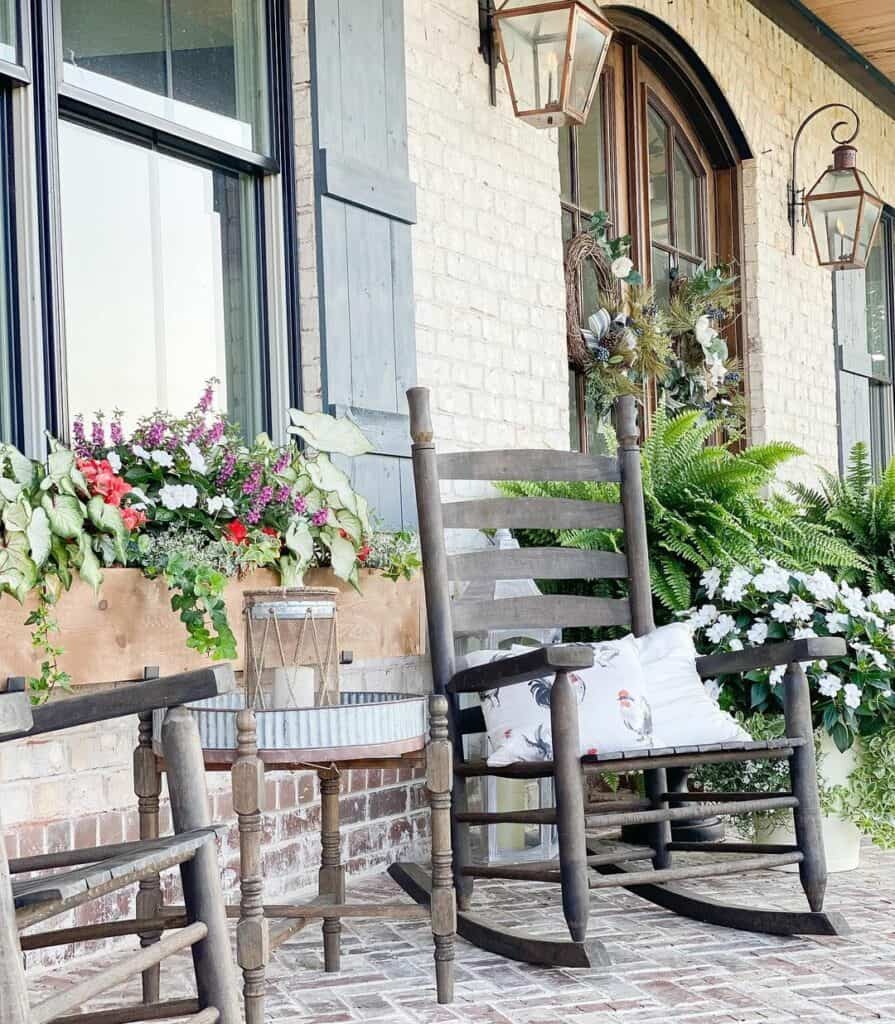29 Front Porch Furniture Ideas To Create A Warm Entrance
