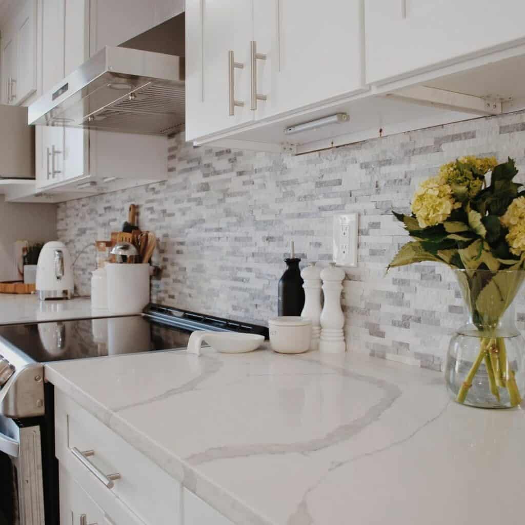 29 Designs With White Quartz Kitchen Countertops