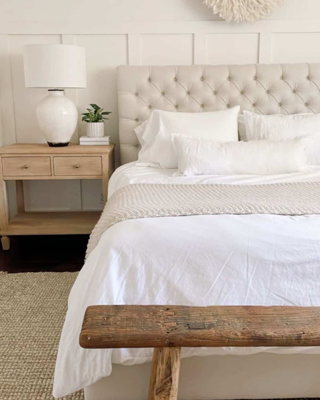 28 Cozy Bedrooms With Neutral Cream Headboard Upholstery Ideas
