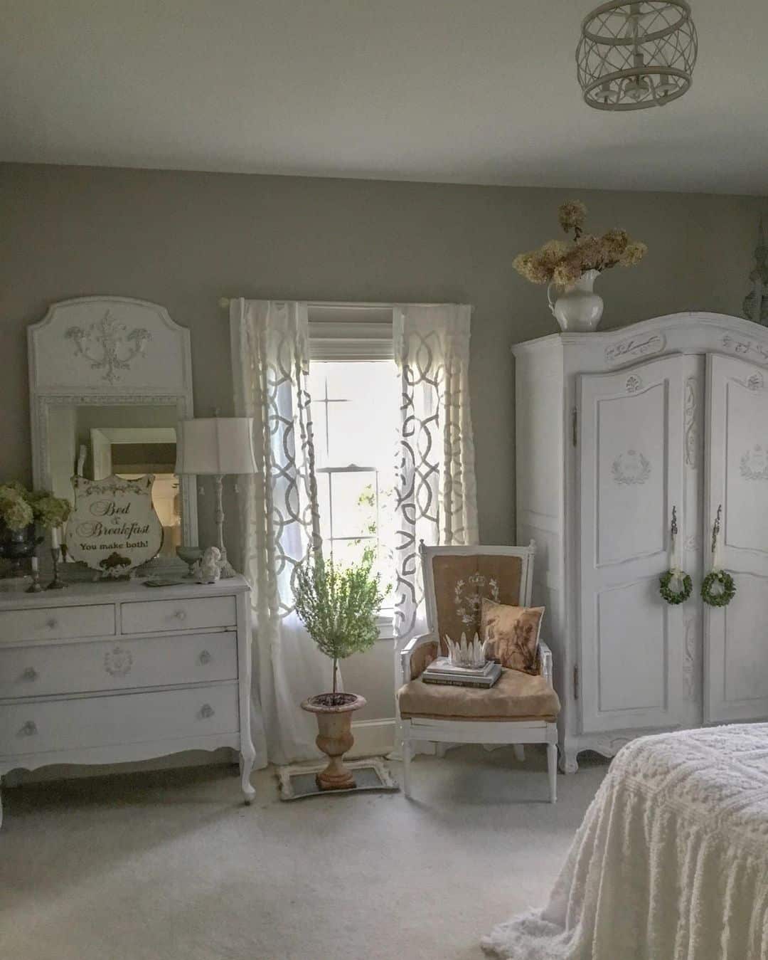 31 Impressive Master Bedroom with Sitting Area Ideas