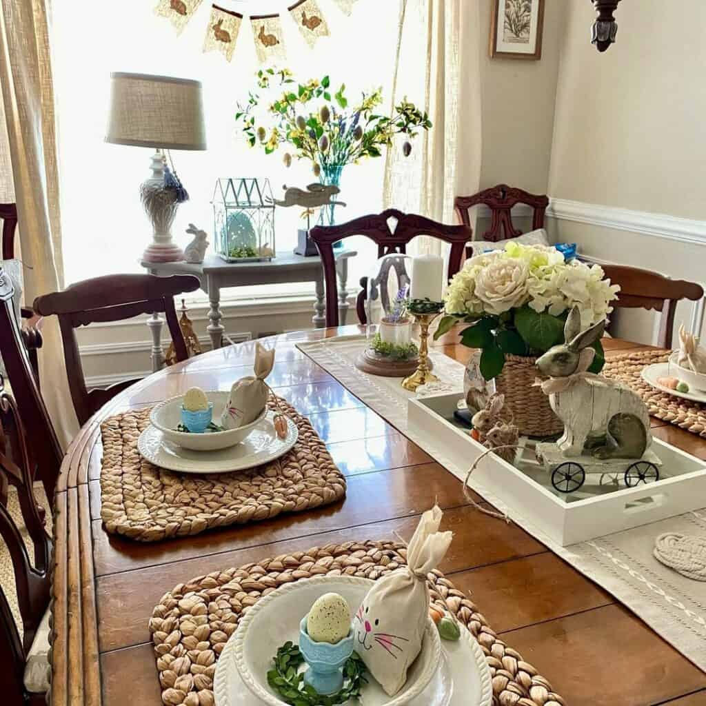 Matching Décor on Tables in Dining Room - Soul & Lane