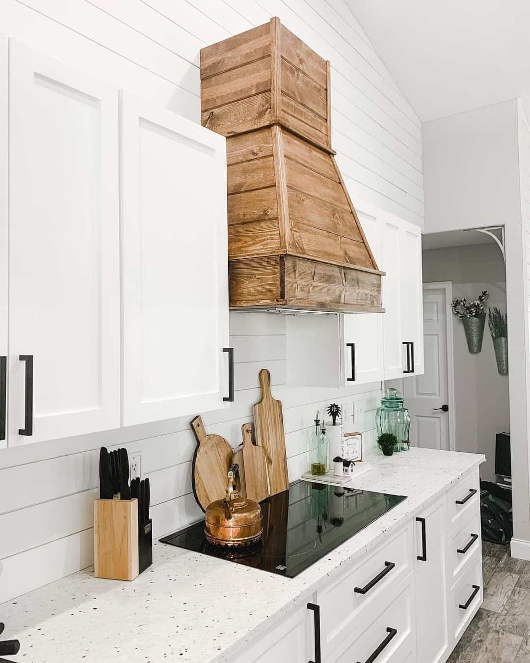 21 Gorgeous White Kitchen Cabinets with Black Hardware Ideas