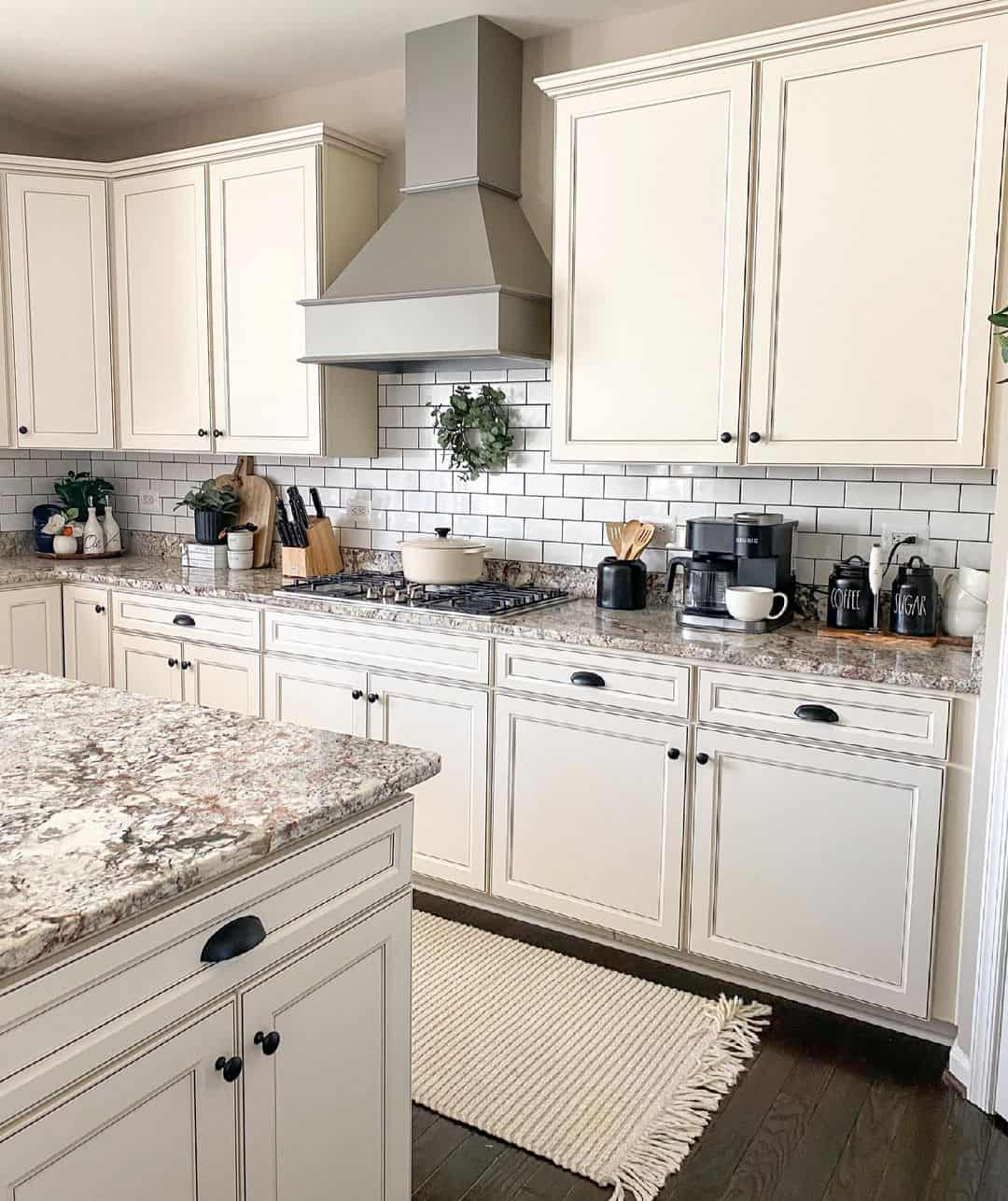 30 Sparkling White Kitchen Backsplash Ideas