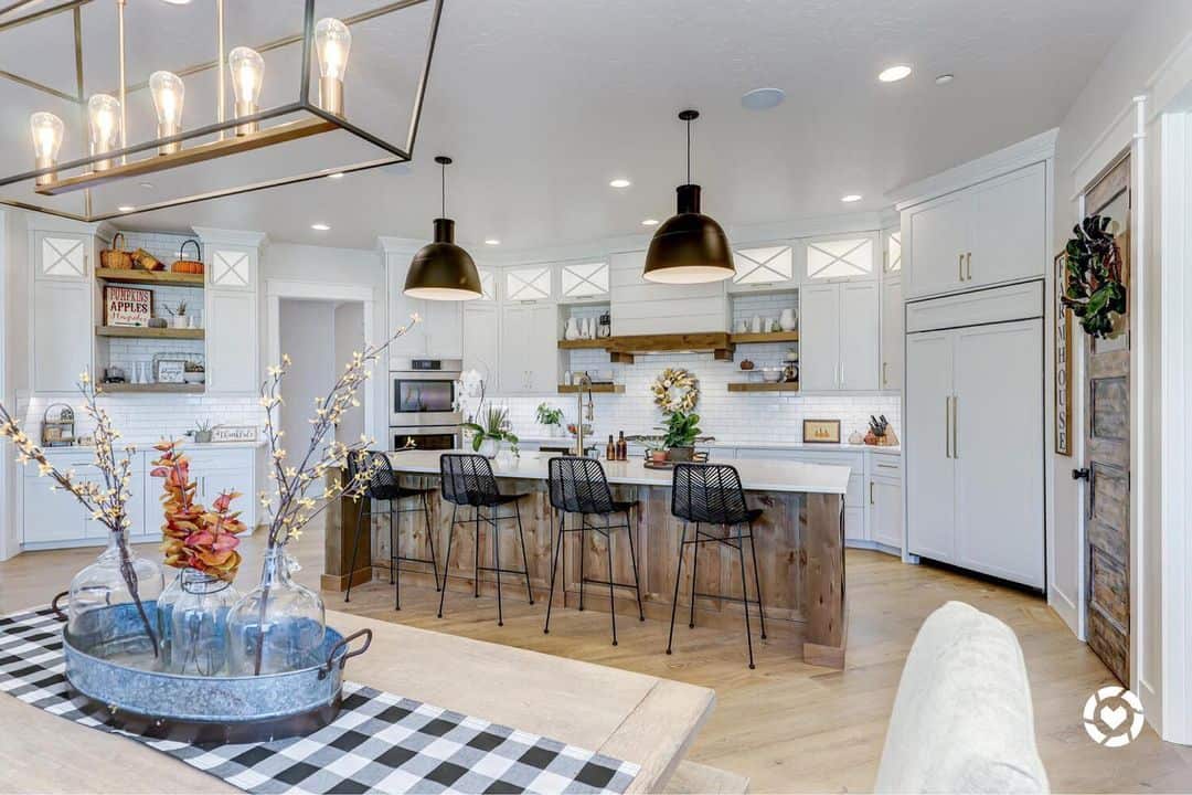 35 Impressive Ways to Style Two Pendant Lights Over a Kitchen Island