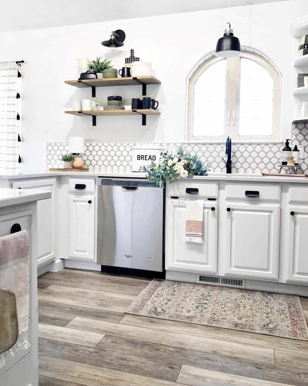 21 Gorgeous White Kitchen Cabinets with Black Hardware Ideas