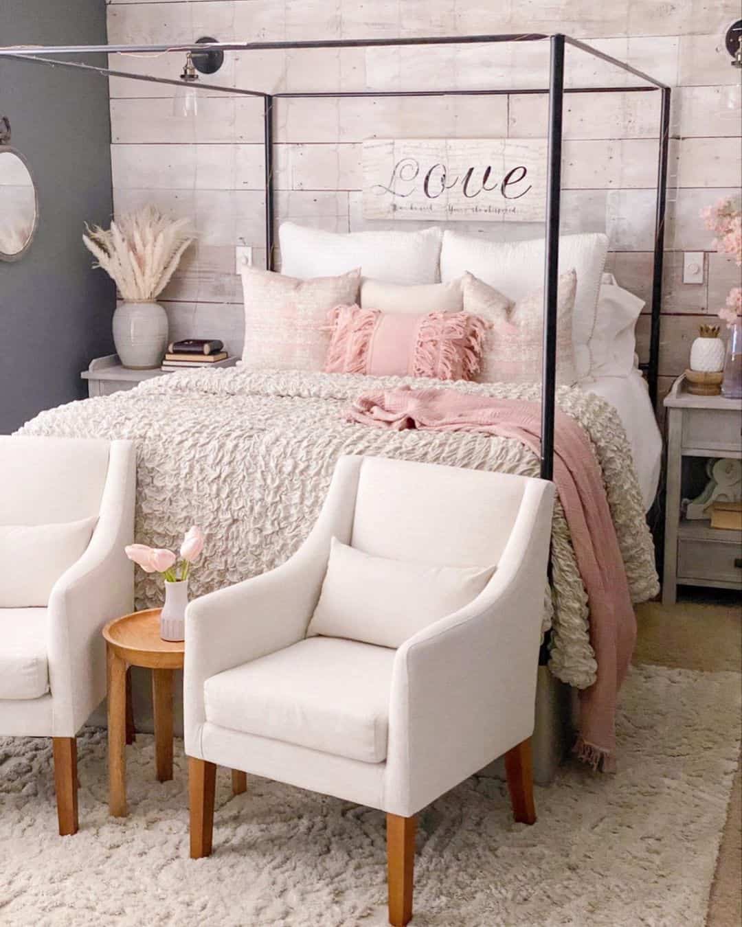 31 Impressive Master Bedroom with Sitting Area Ideas