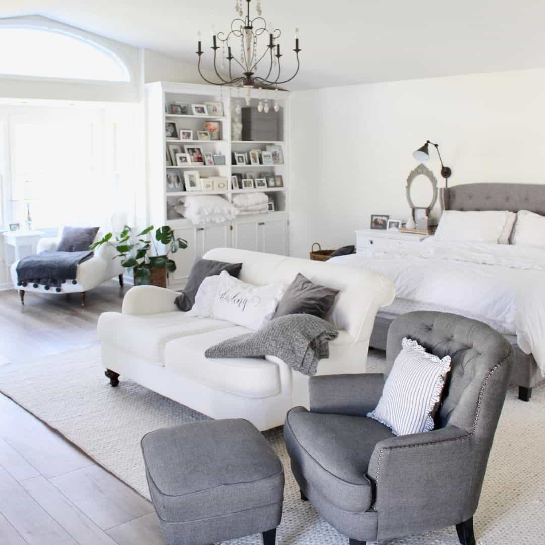 31 Impressive Master Bedroom with Sitting Area Ideas