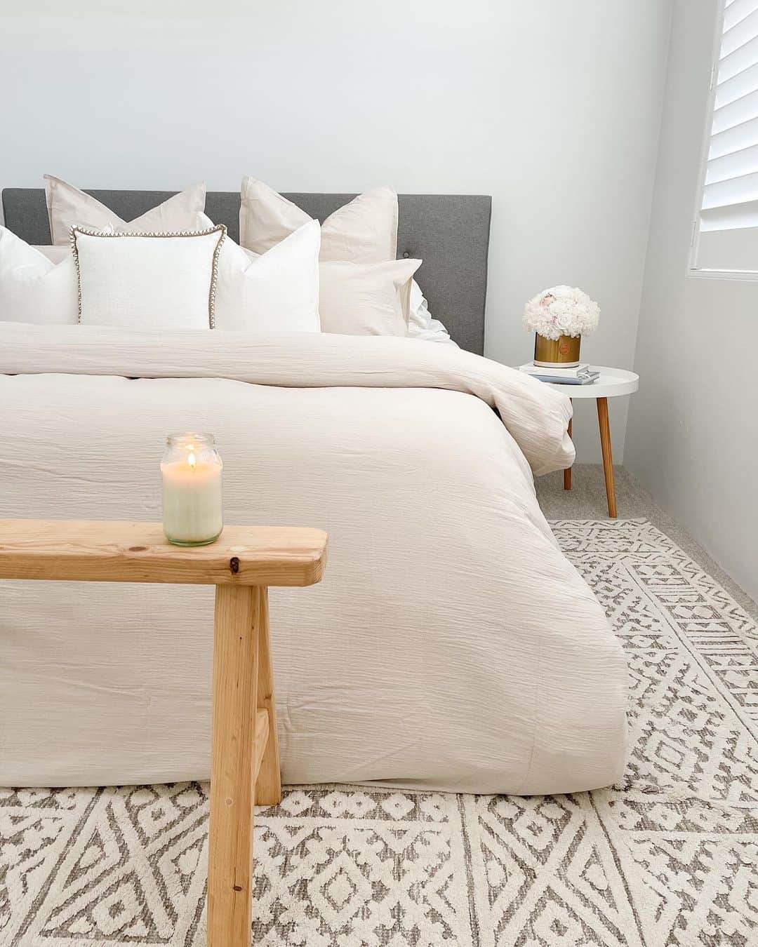 28 Beautiful Beige and Grey Bedroom Ideas