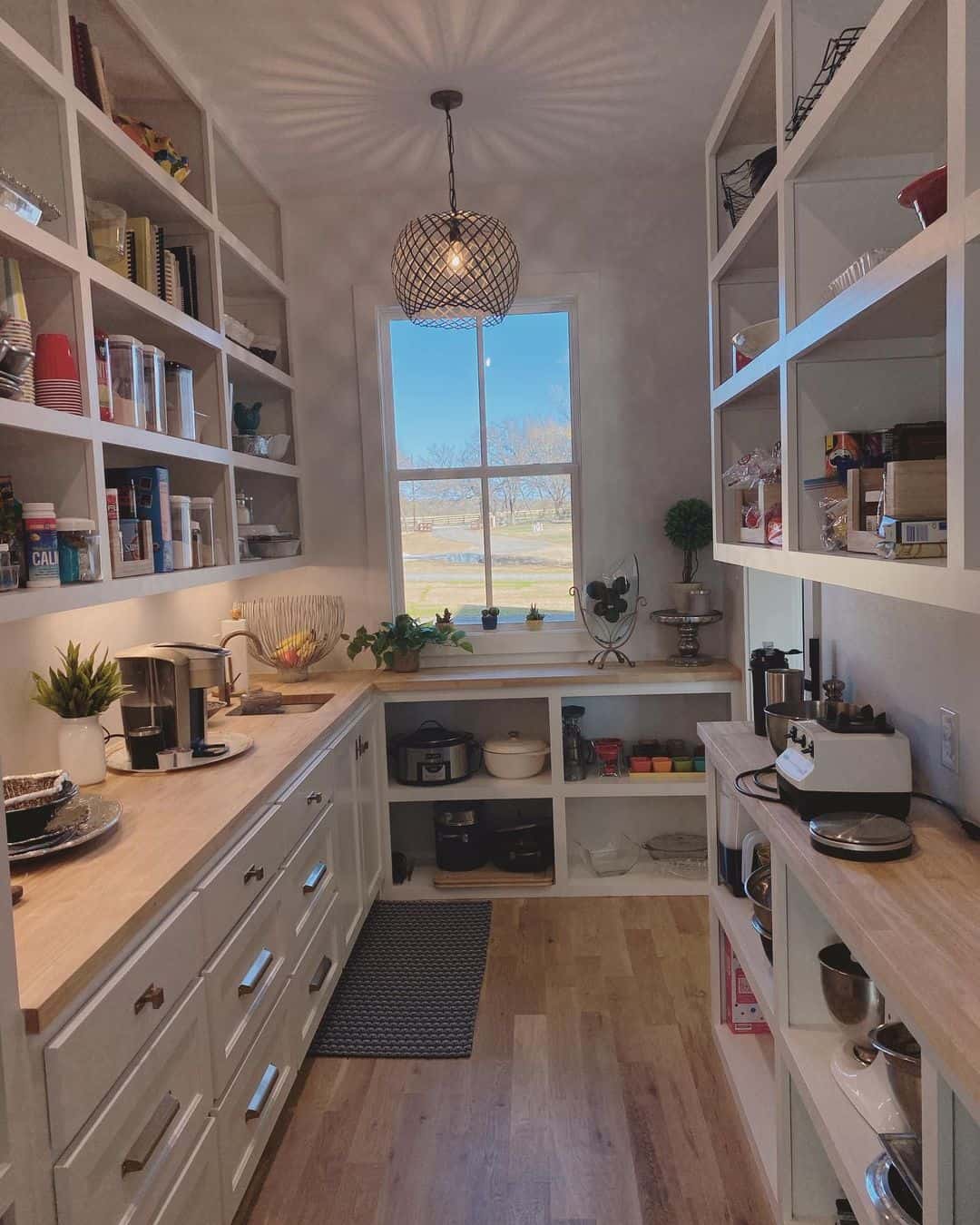 26 Walk-in Pantry Organization Ideas for a Tidy Space